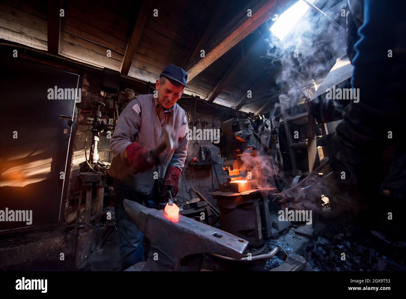 Schmied manuell Schmieden die Red Hot geschmolzenes Metall auf dem ...