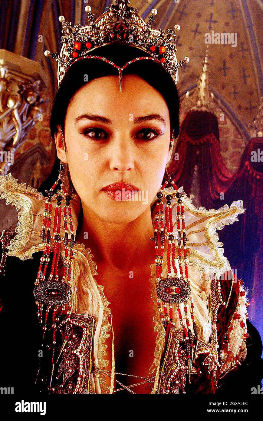 Monica Bellucci in Terry Gilliams kommendem Film The Brothers Grimm mit ...