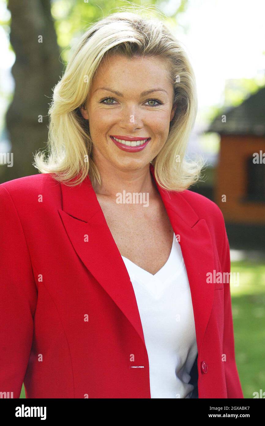 Nell McAndrew bringt den neuen Butlins Redcoat auf den Markt, der mit ...