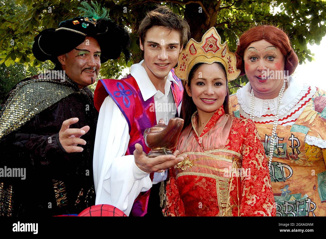 Cezarah Bonner als Prinzessin, Tudor Davies als Widow Twankey, Karl ...