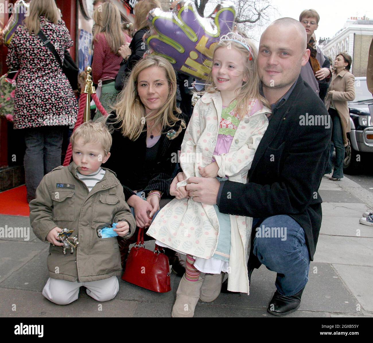 Al Murray und seine Familie vor Sticky Fingers in West London, wo die ...