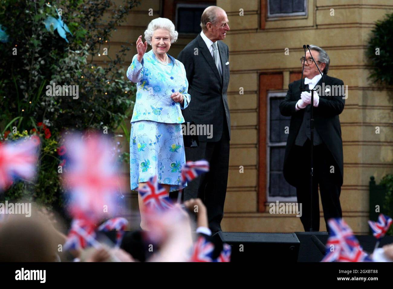 Königin Elisabeth II. Und Prinz Philip, Herzog von Edinburgh, hören zu ...