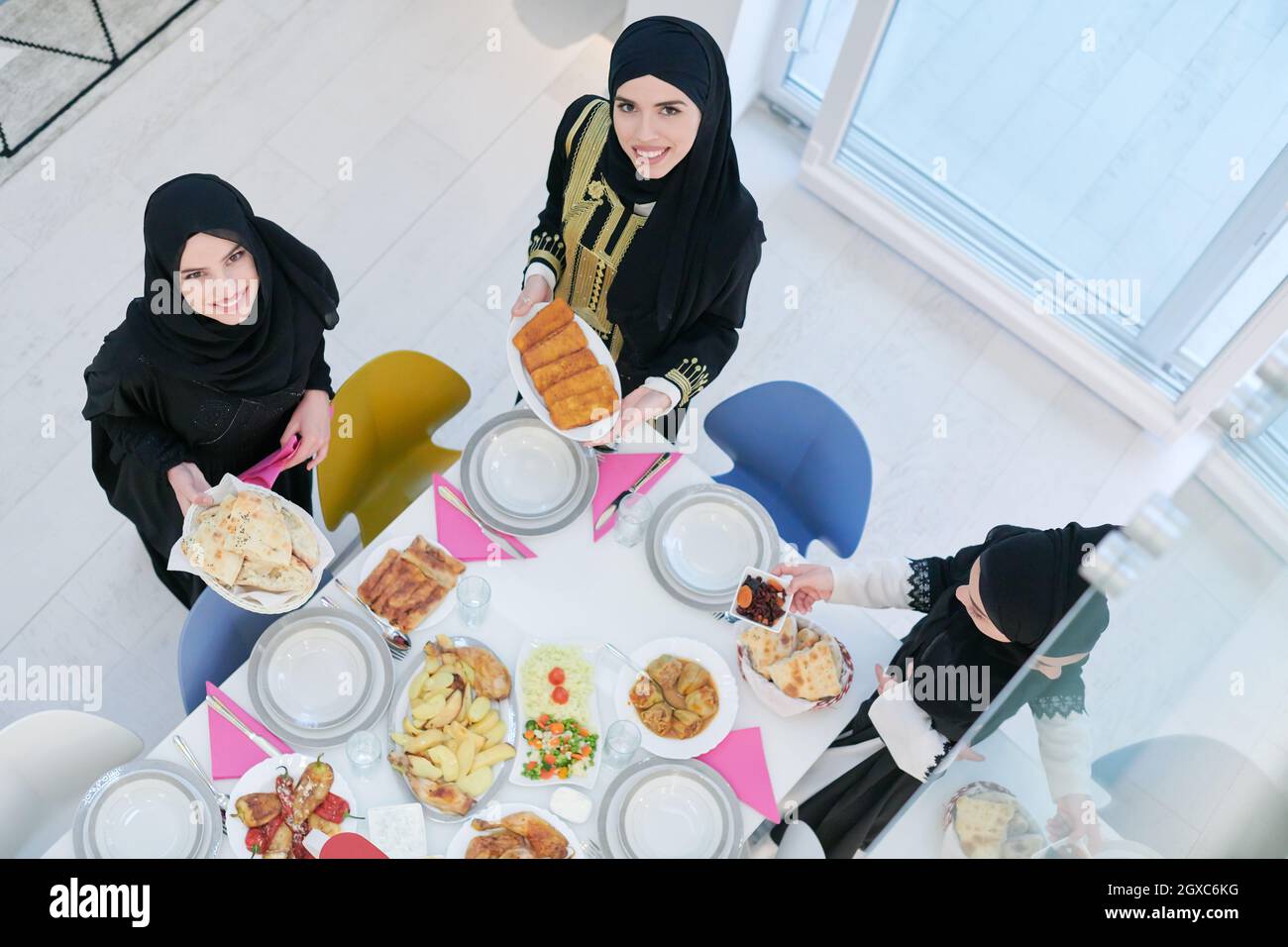 Muslimische familie am esstisch -Fotos und -Bildmaterial in hoher Auflösung – Alamy
