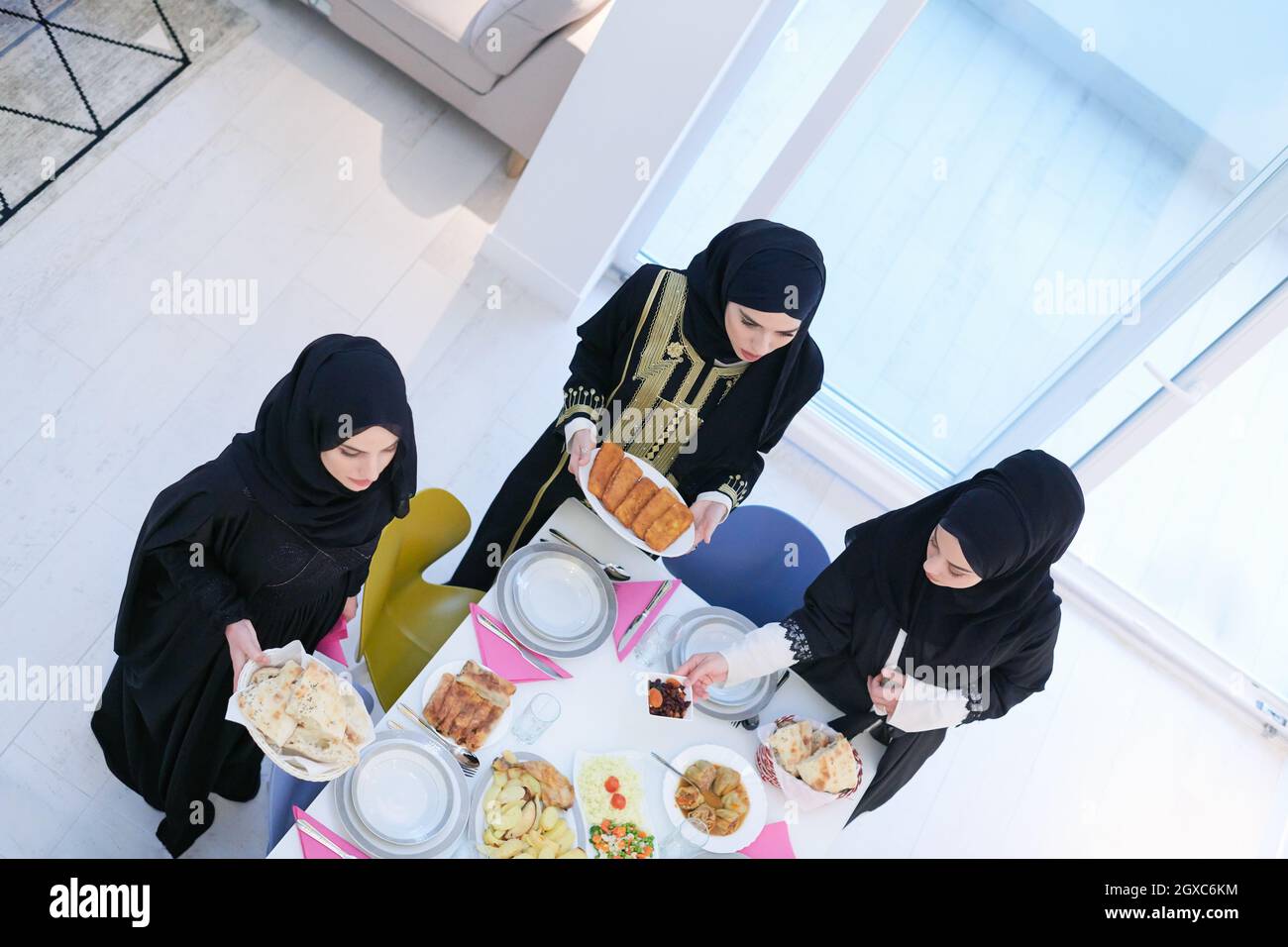 Muslimische familie am esstisch -Fotos und -Bildmaterial in hoher Auflösung – Alamy