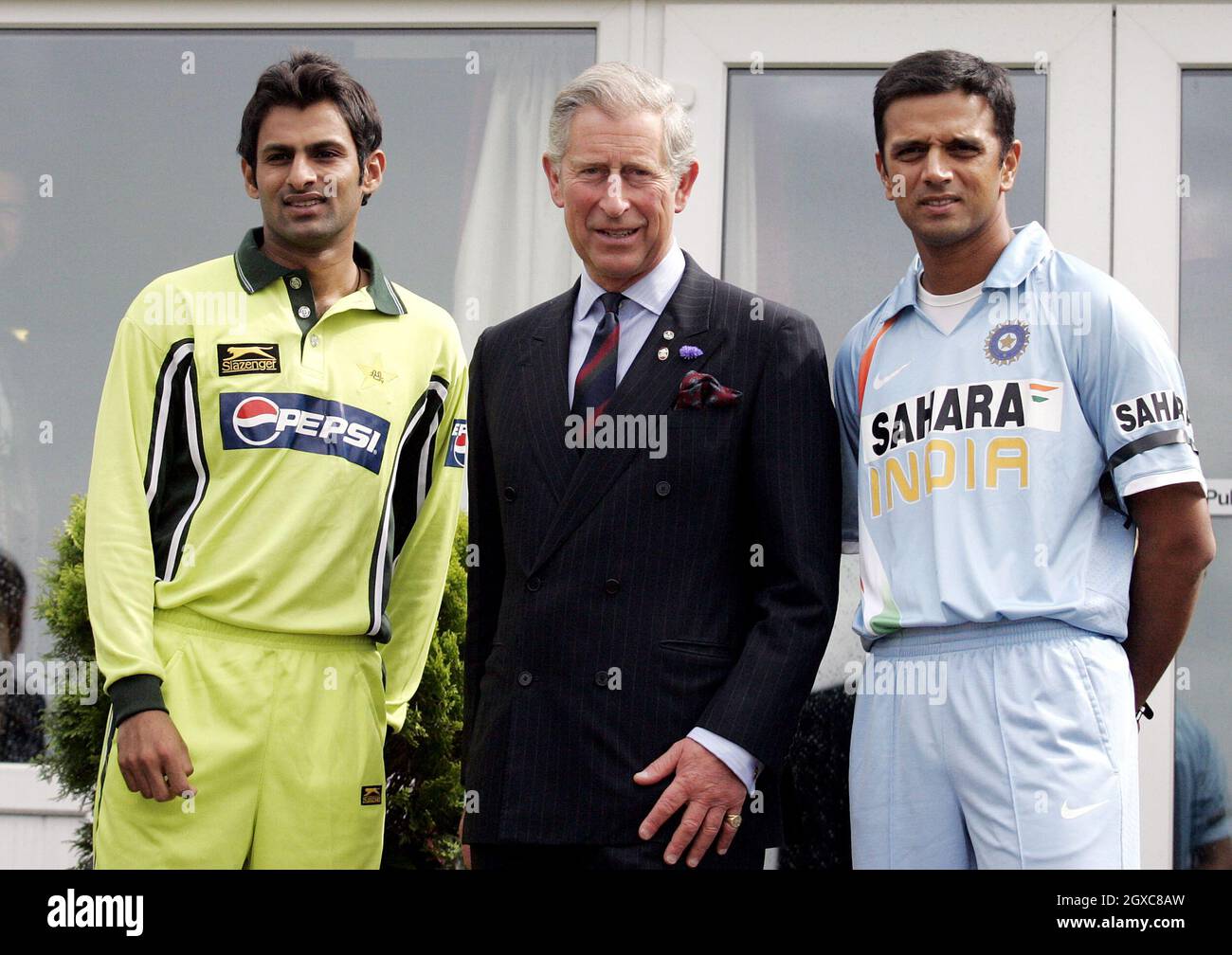 Prinz Charles, Prinz von Wales, trifft Pakistans Captain Shoaib Malik ...