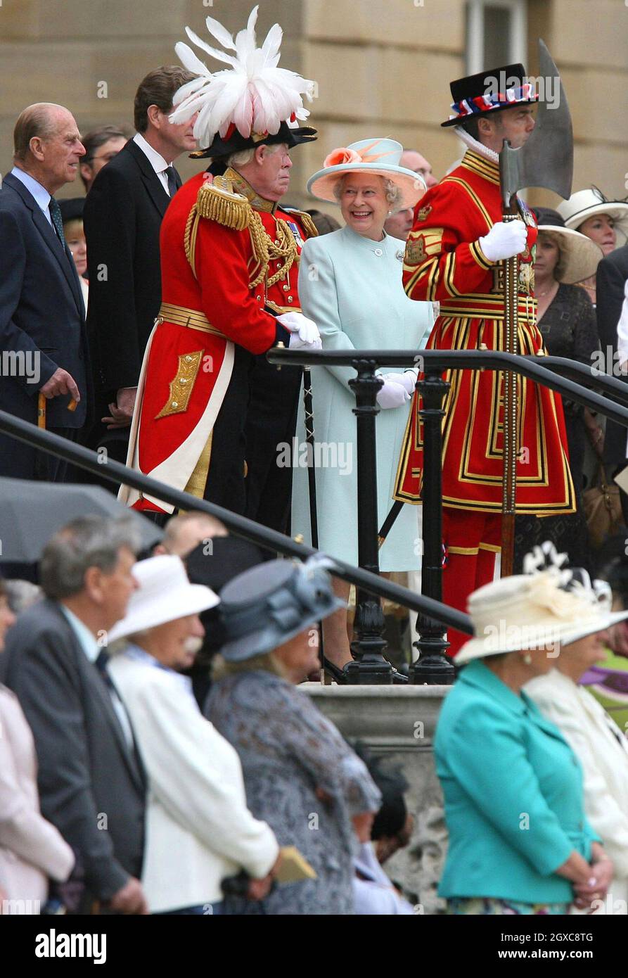 Königin Elizabeth II. Chattet mit dem Hauptmann des Yeomen Lord Davies ...