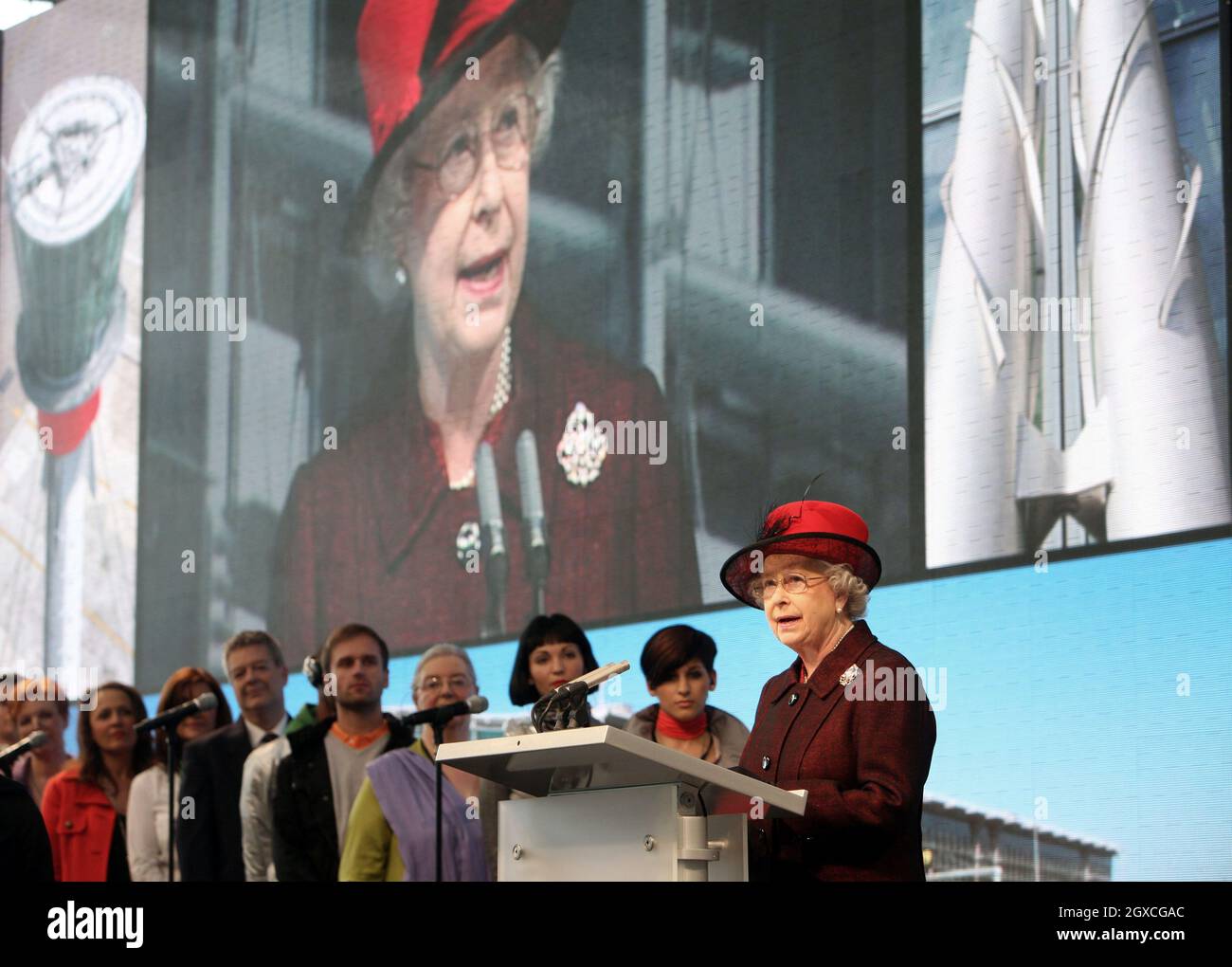 Queen Elizabeth II eröffnet offiziell das neue Terminal 5 am Flughafen ...