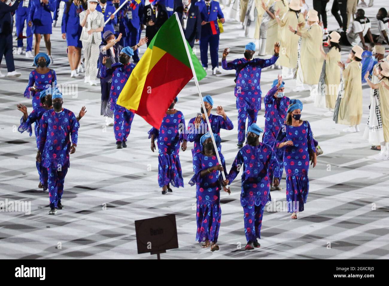 23. JULI 2021 - TOKIO, JAPAN: Benins Fahnenträger Nafissath Radji und ...