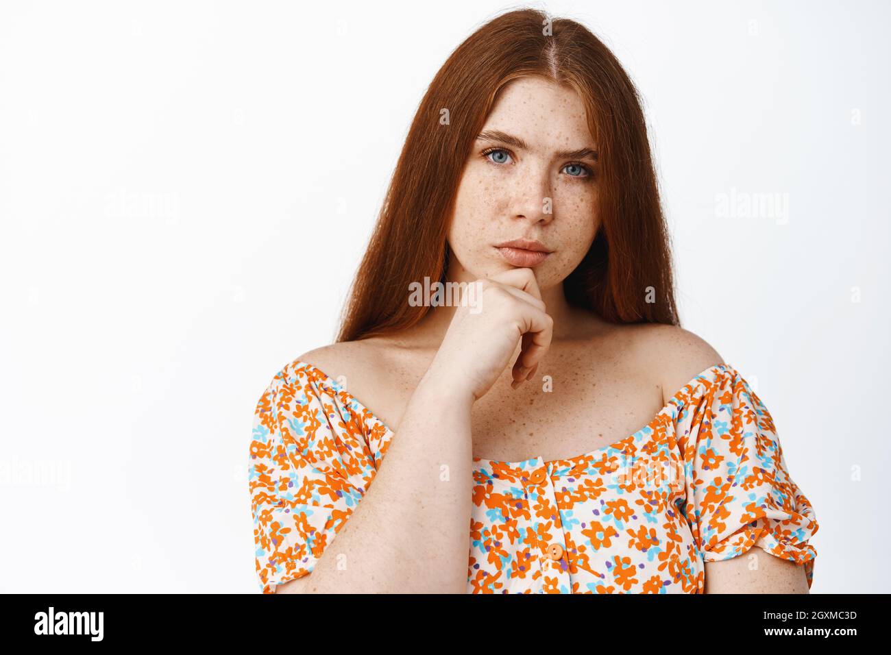 Nahaufnahme der schönen Rotschopf Mädchen mit Sommersprossen und blauen Augen, suchen ernst und ...