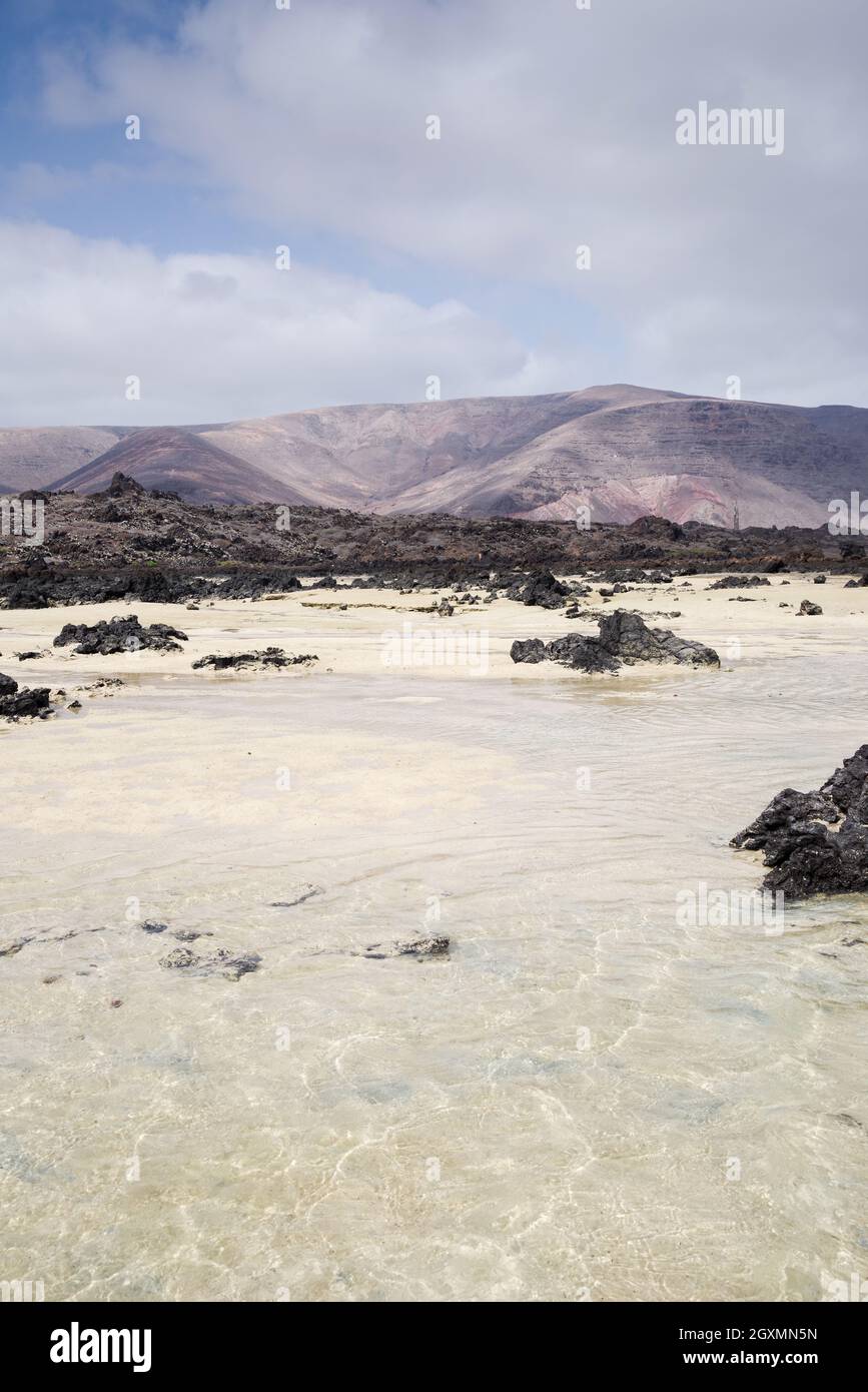 Playa Caleton Blanco ist für sein flaches Wasser und seinen weißen Sand ...