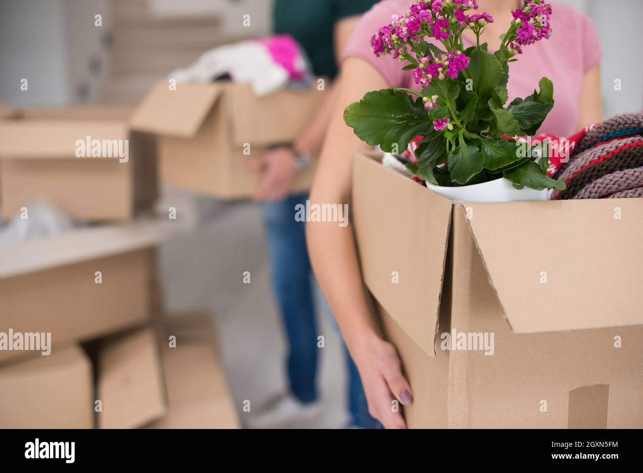 Glückliches junges Paar Auspacken oder Kartons und Umzug in ein neues ...
