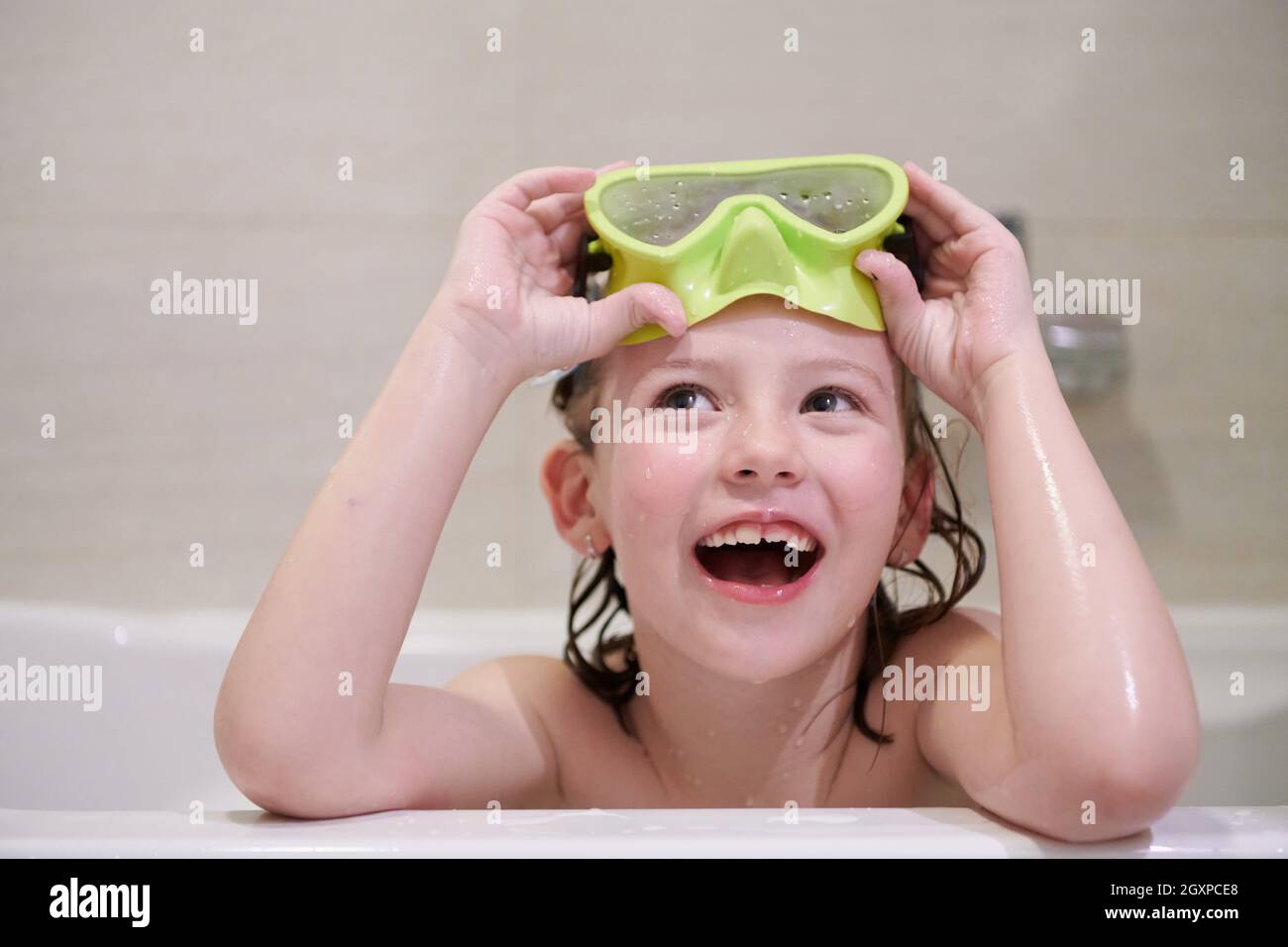 Kind in der badewanne tauchen -Fotos und -Bildmaterial in hoher ...