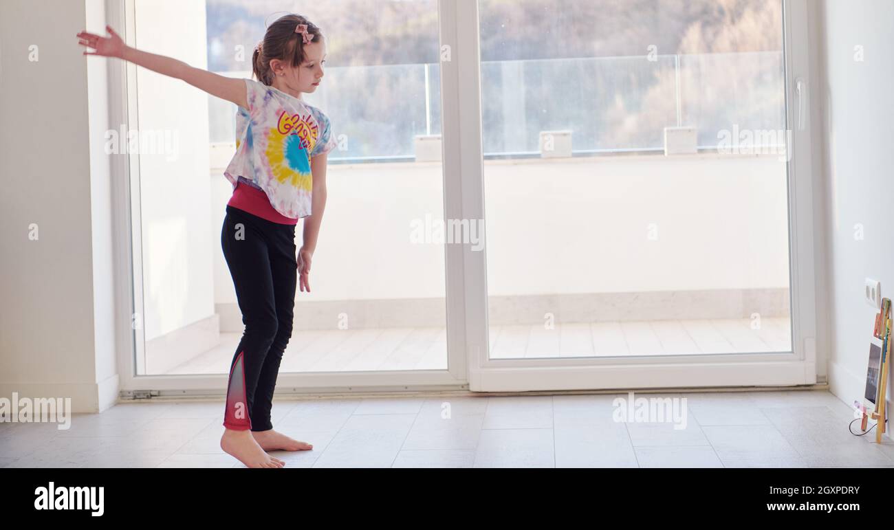 Kleine Mädchen haben Online-Training über Tablet und tun moderne ...