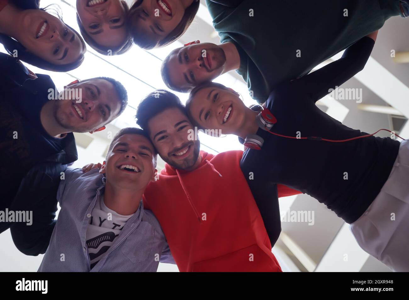 Fröhliche Schüler feiern, Freunde treffen sich in der Schule, junge ...