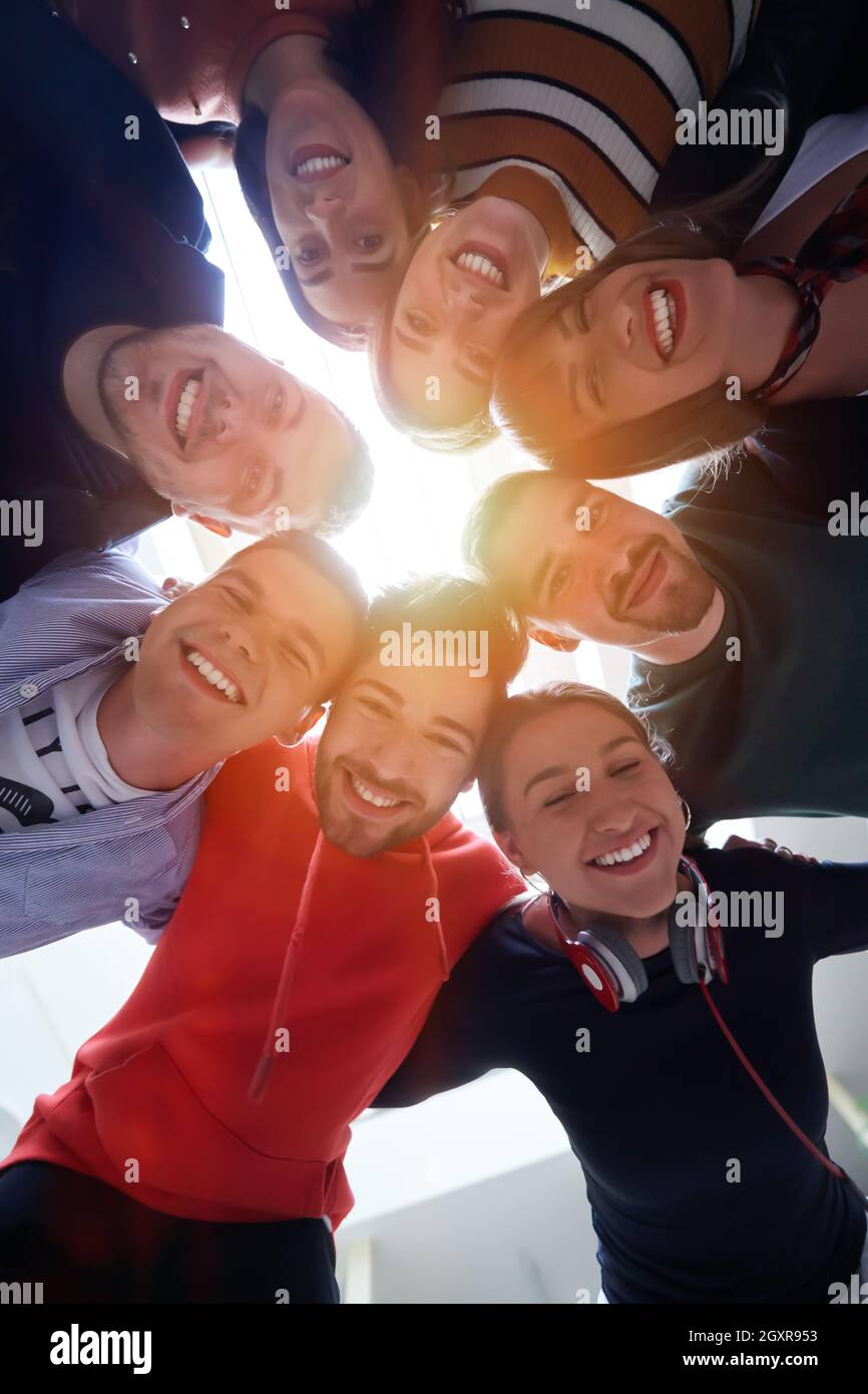 Fröhliche Schüler feiern, Freunde treffen sich in der Schule, junge ...