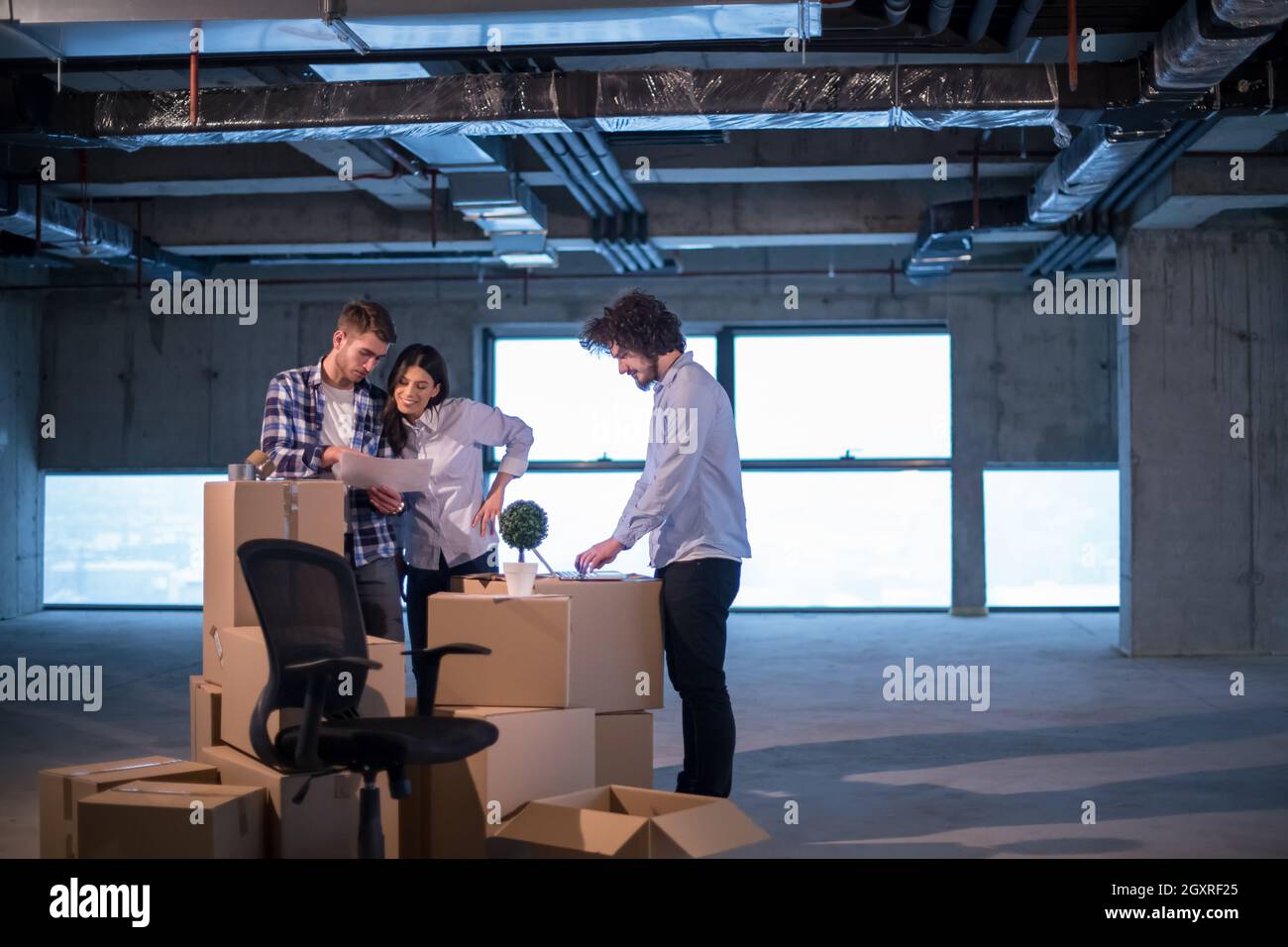 Junges Team in Gruppe, Architekt und Ingenieur auf Baustellen Prüfung von Dokumenten und ...