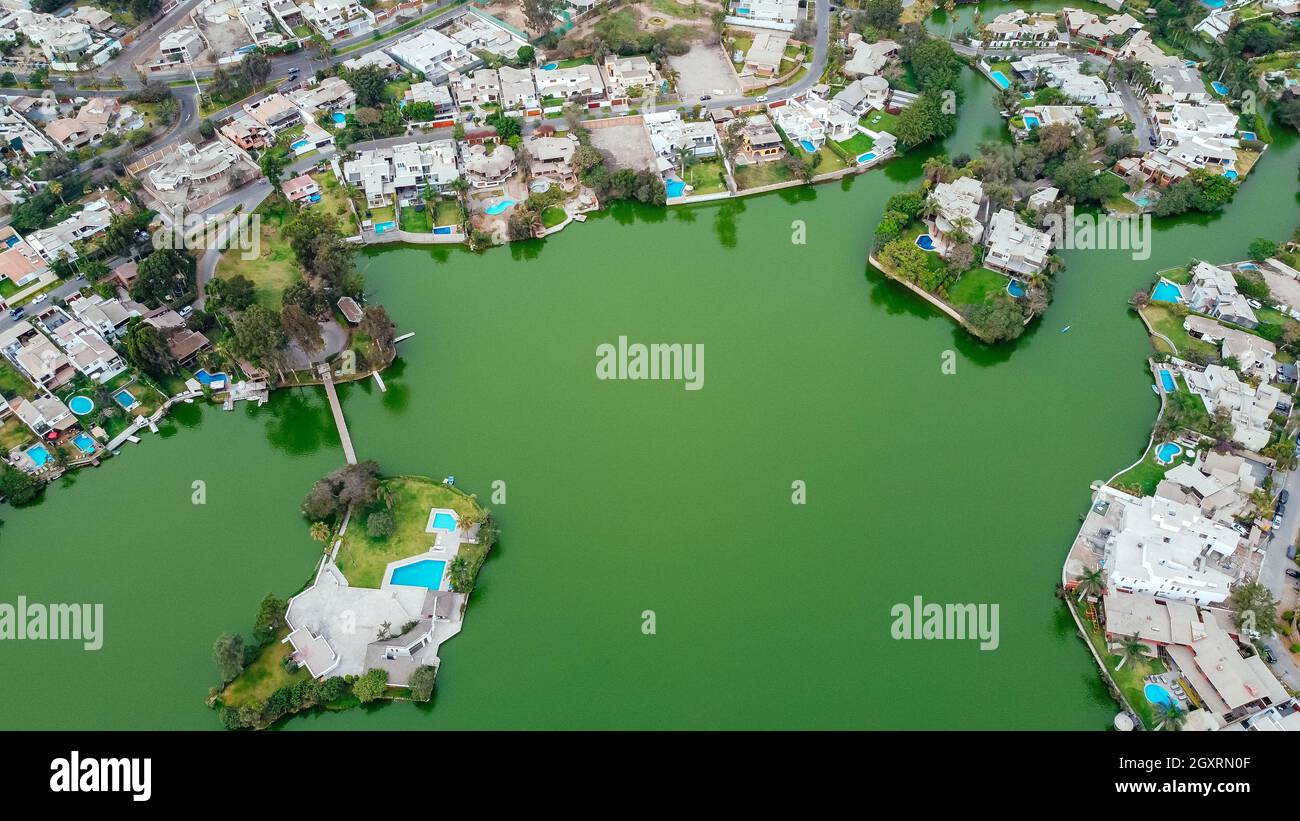 Luftaufnahme der Seen der Planicie, ein Ort im Bezirk La Molina in Lima ...