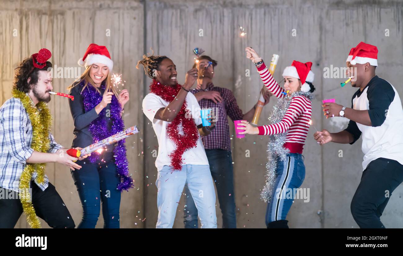 Multiethnische Gruppe junger happy and Business Leute tanzen und in ...