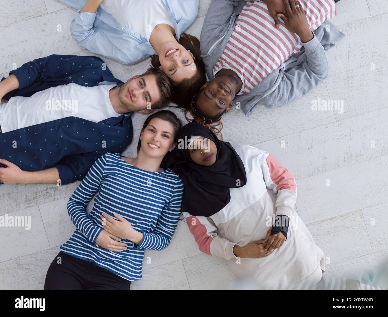 Ein Blick von oben auf eine vielfältige Gruppe von Menschen, die auf ...