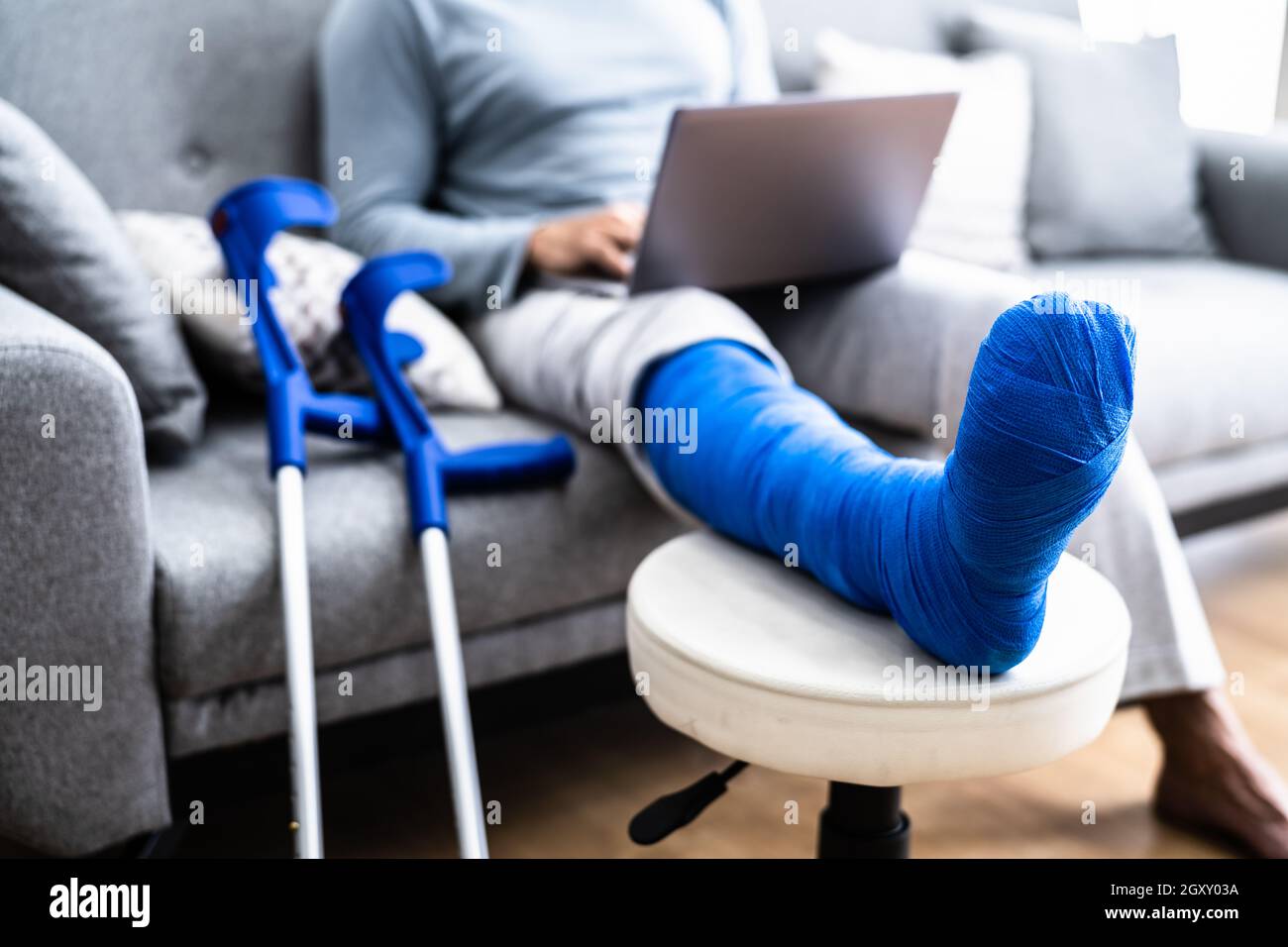 Gipsbein mann bein gebrochen -Fotos und -Bildmaterial in hoher Auflösung – Alamy