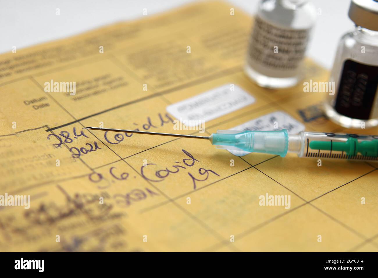 Impfbuch covid -Fotos und -Bildmaterial in hoher Auflösung – Alamy