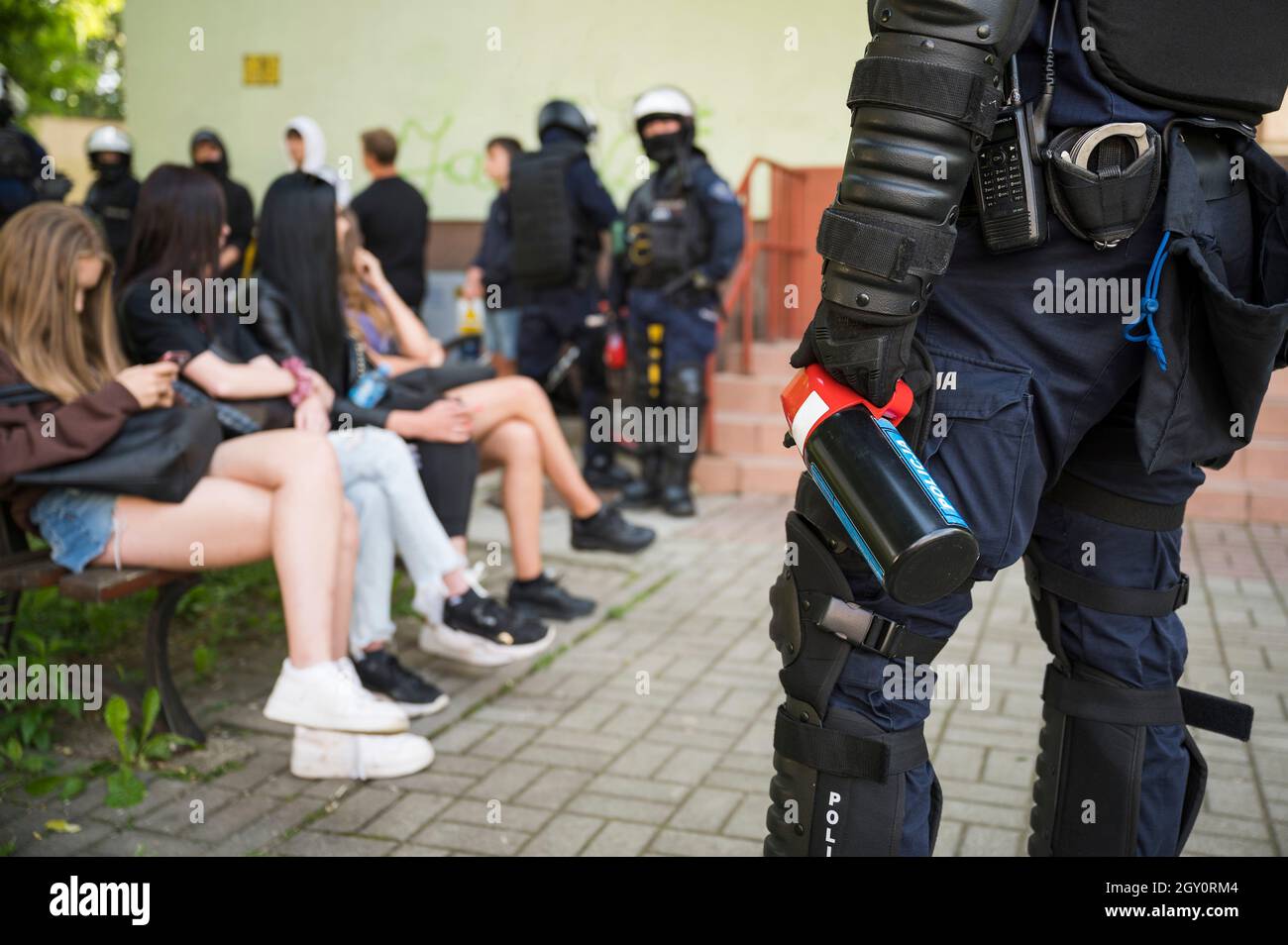 Jugend in handschellen -Fotos und -Bildmaterial in hoher Auflösung – Alamy