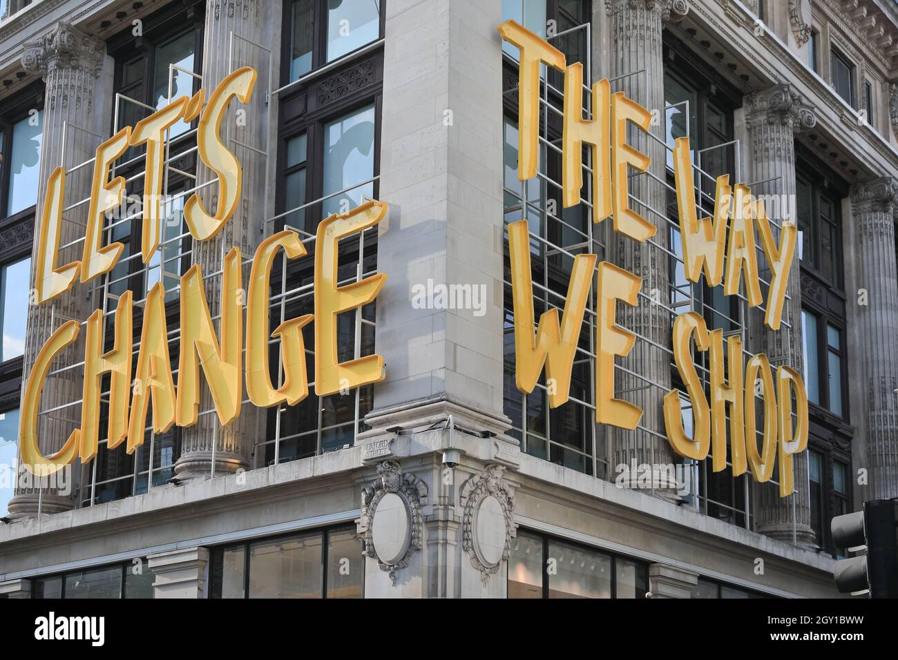 ‘Let’s Change the Way We Shop’ Schild vor dem Selfridges Flagship Store in der Oxford Street ...