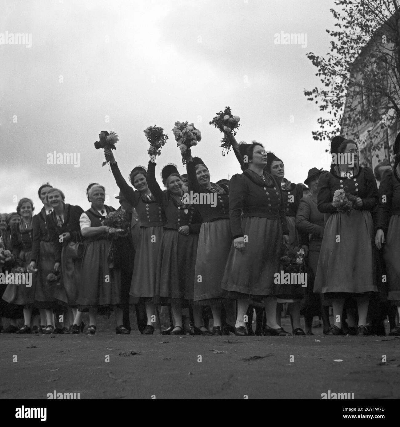 Frauen in Landestracht jubeln Führer und Reichskanzler Adolf Hitler bei ...