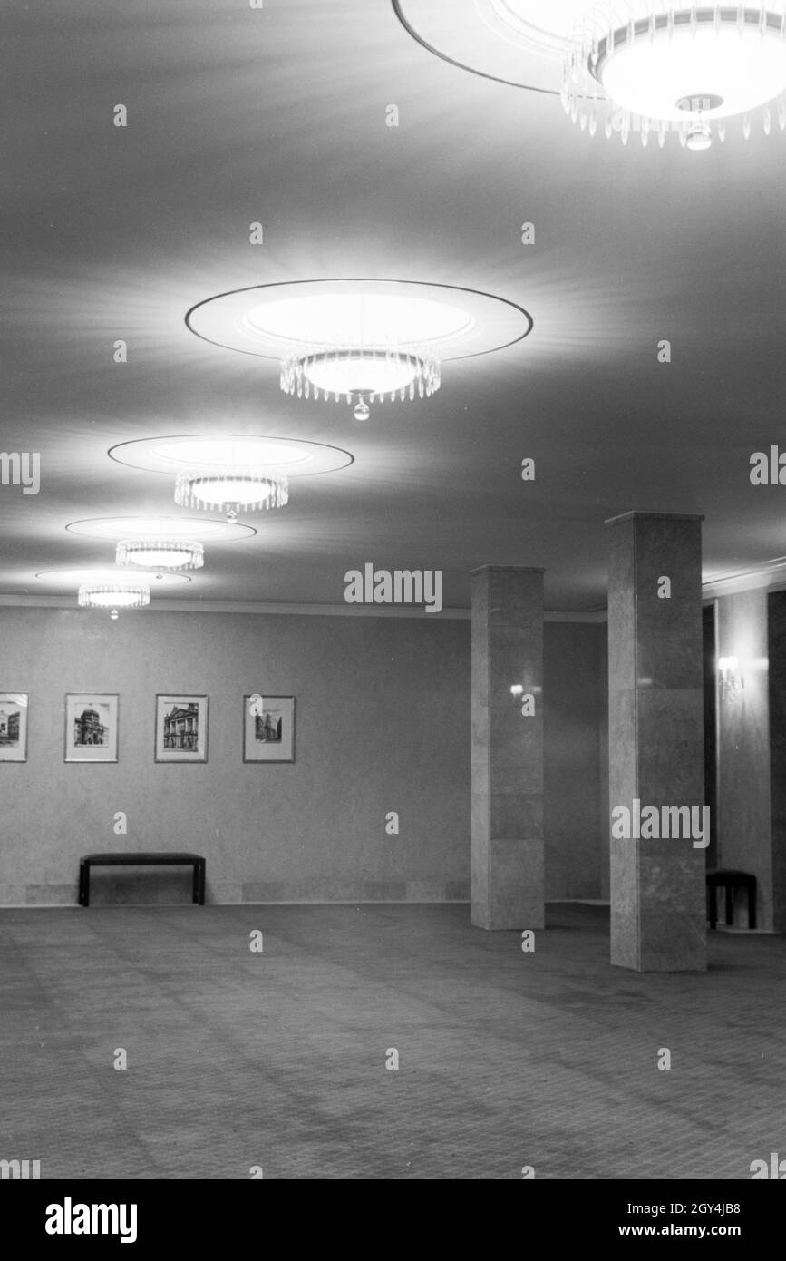 Das Foyer des Schiller-Theaters, das den durch Architekten Paul ...