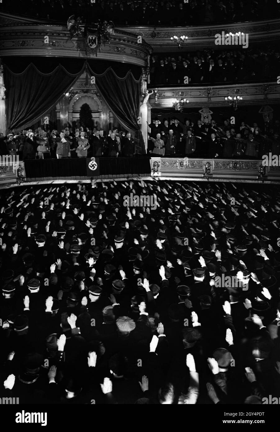 Adolf hitler with entourage -Fotos und -Bildmaterial in hoher Auflösung – Alamy