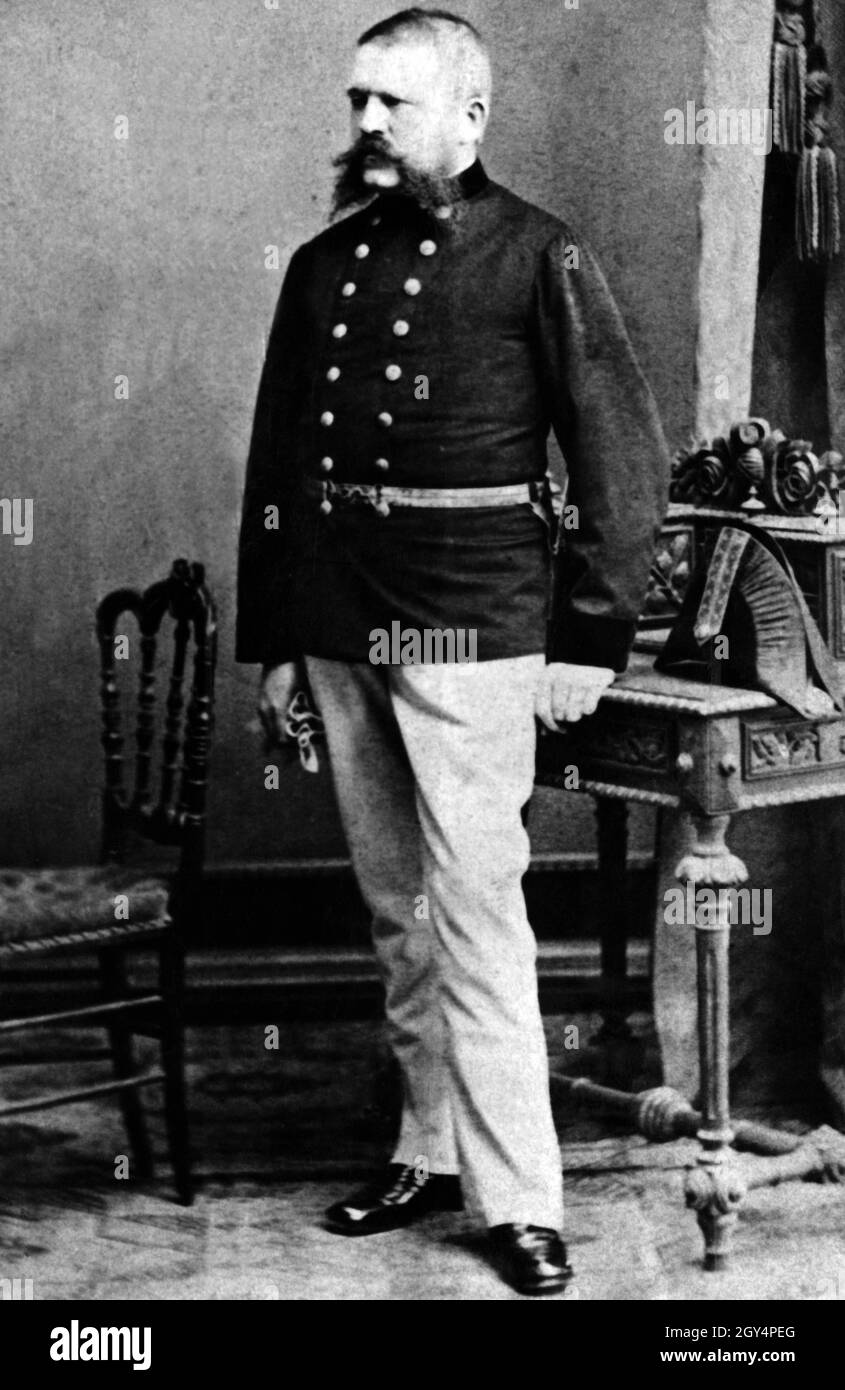 Alois Hitler in der Uniform eines österreichischen Zollbeamten. Das ...