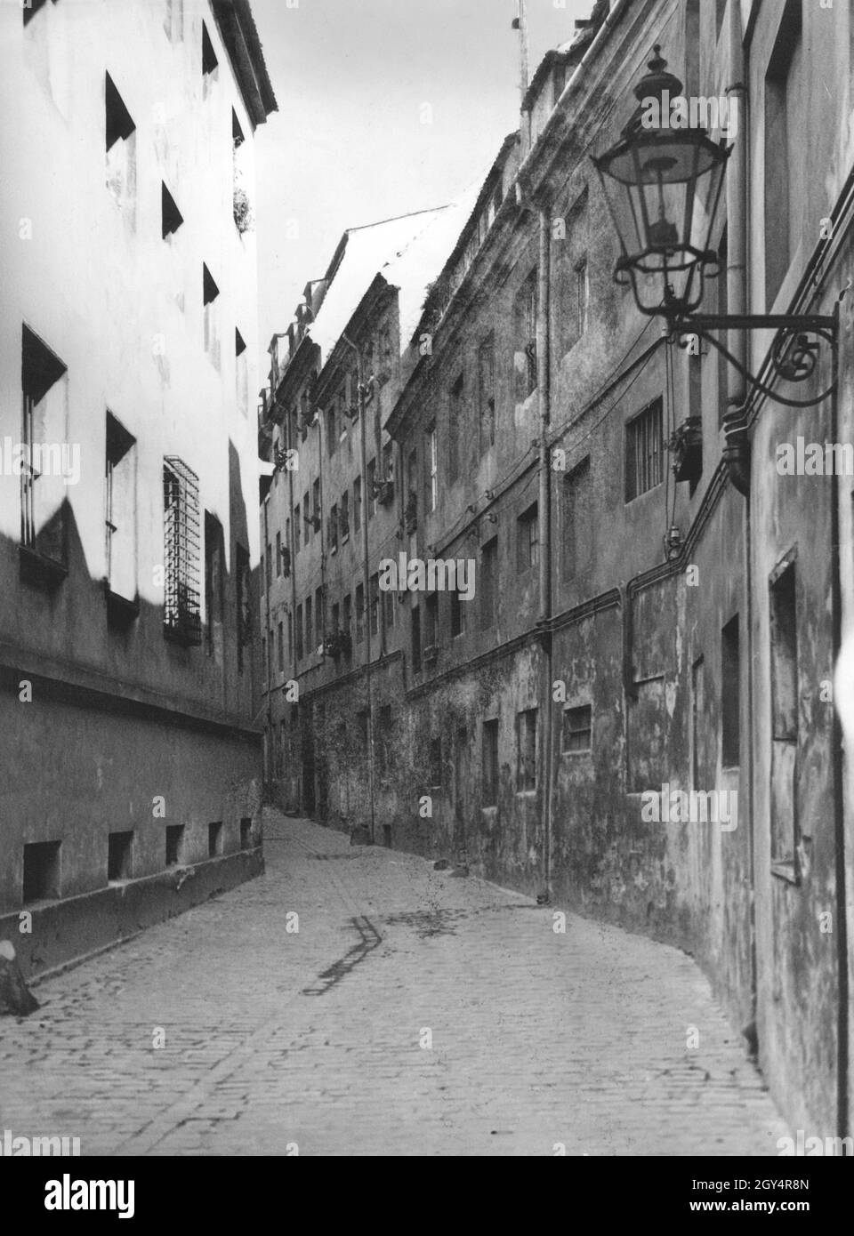 Das Foto zeigt die Gasse am Krögel in Berlin-Mitte im Jahr 1933 ...