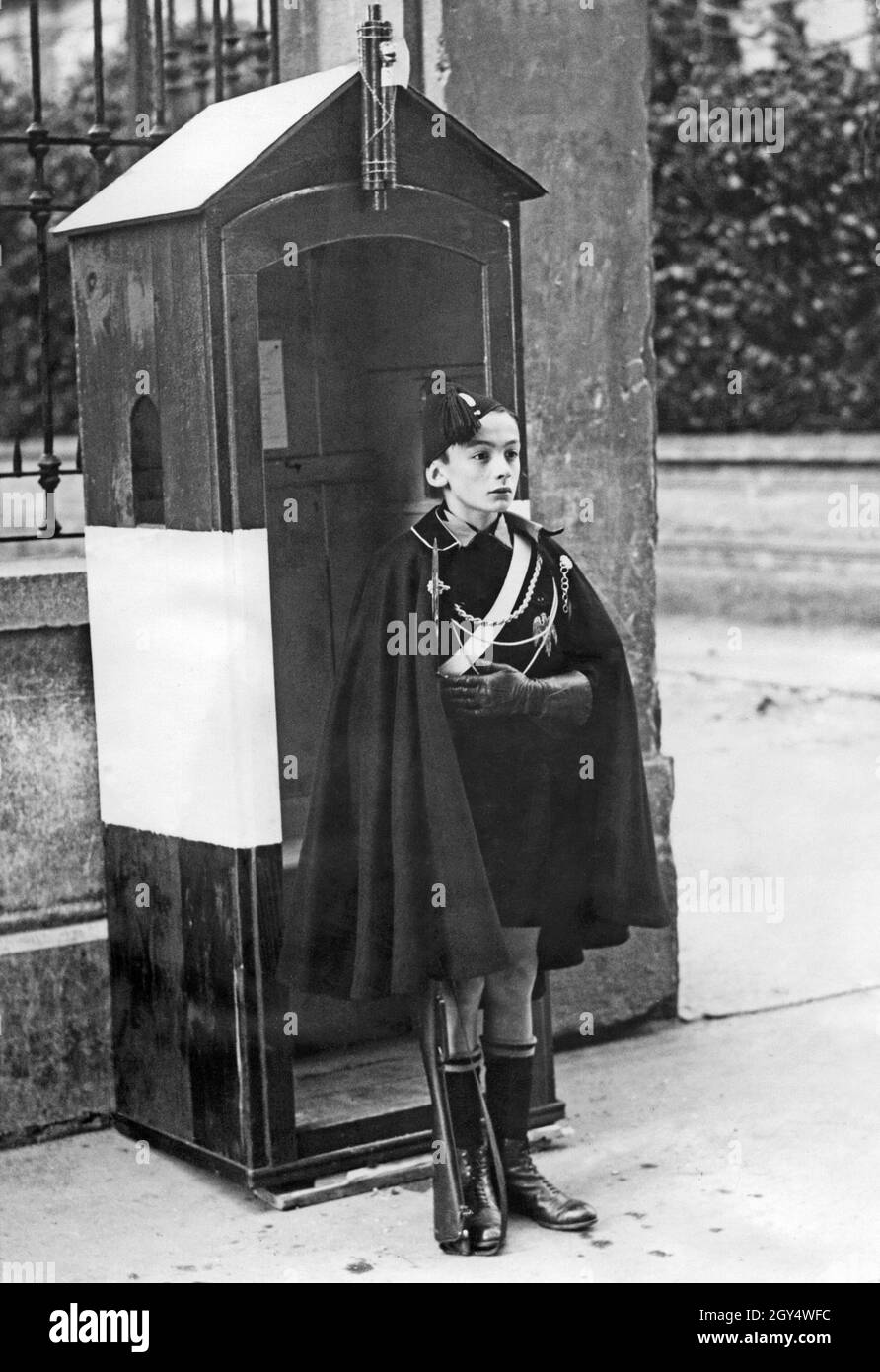 1930 steht ein bewaffneter Balilla-Posten vor dem faschistischen ...