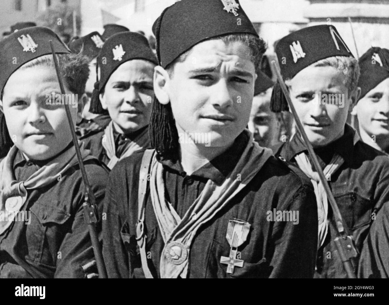 „das Foto zeigt eine Gruppe italienischer Jungen in den Uniformen der ...