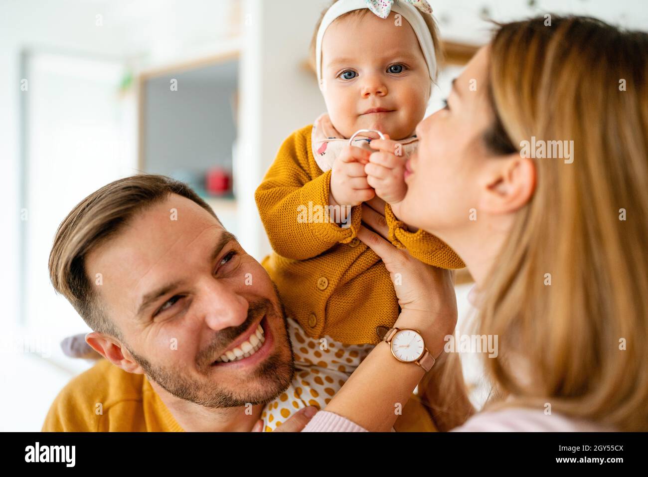 Vater mutter kind haus -Fotos und -Bildmaterial in hoher Auflösung – Alamy