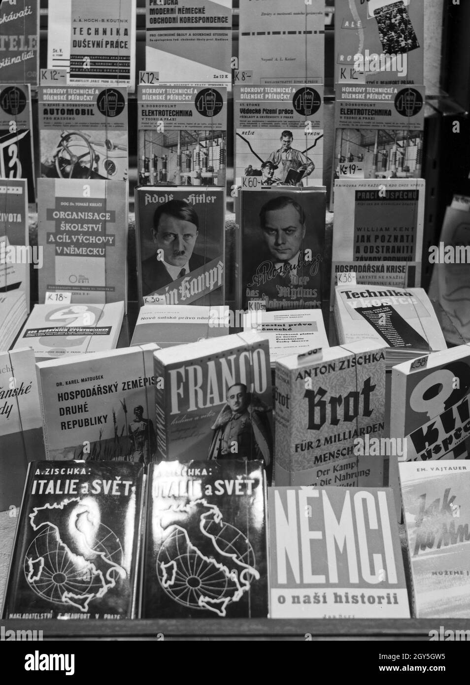 In den Buchläden von Prag steht nun auch das Buch von Adolf Hitler ...