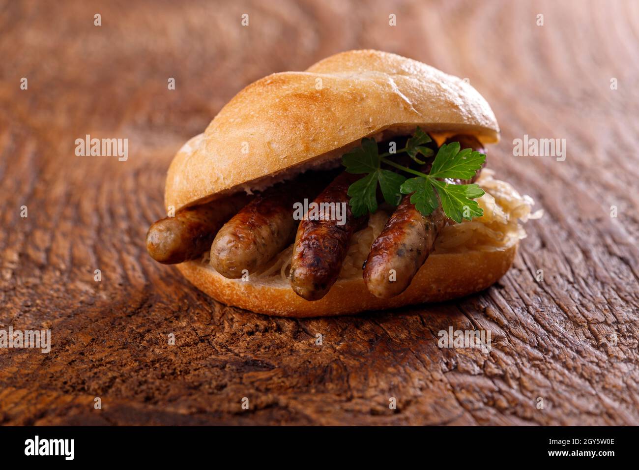 Bratwurst im brötchen -Fotos und -Bildmaterial in hoher Auflösung – Alamy