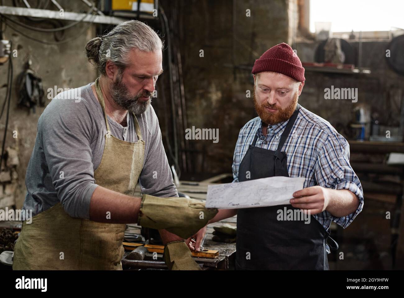 Zimmermann mit bauplan -Fotos und -Bildmaterial in hoher Auflösung – Alamy
