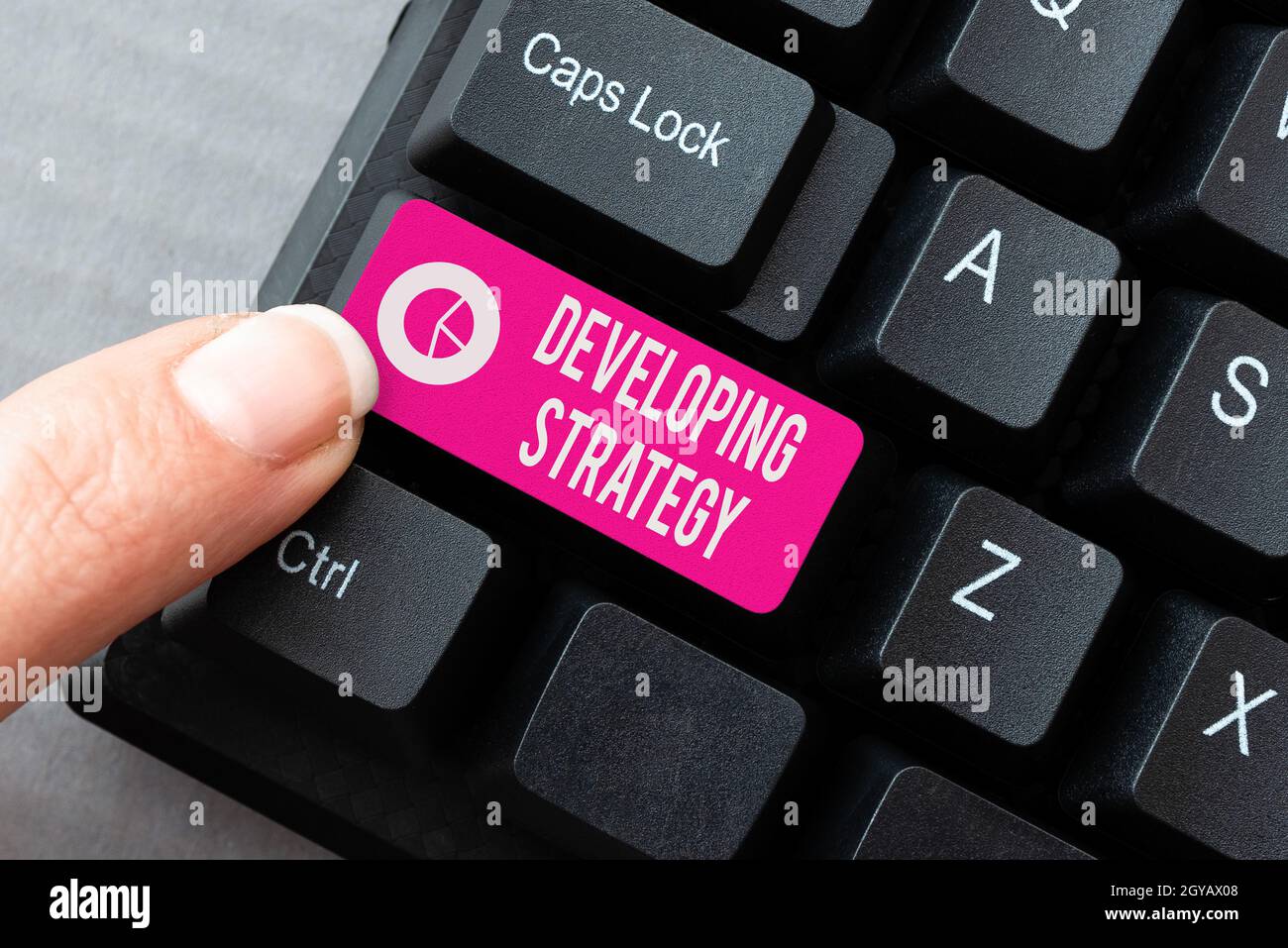 Hand schreiben Zeichen Entwicklung von Strategie, Business Schaufenster ...