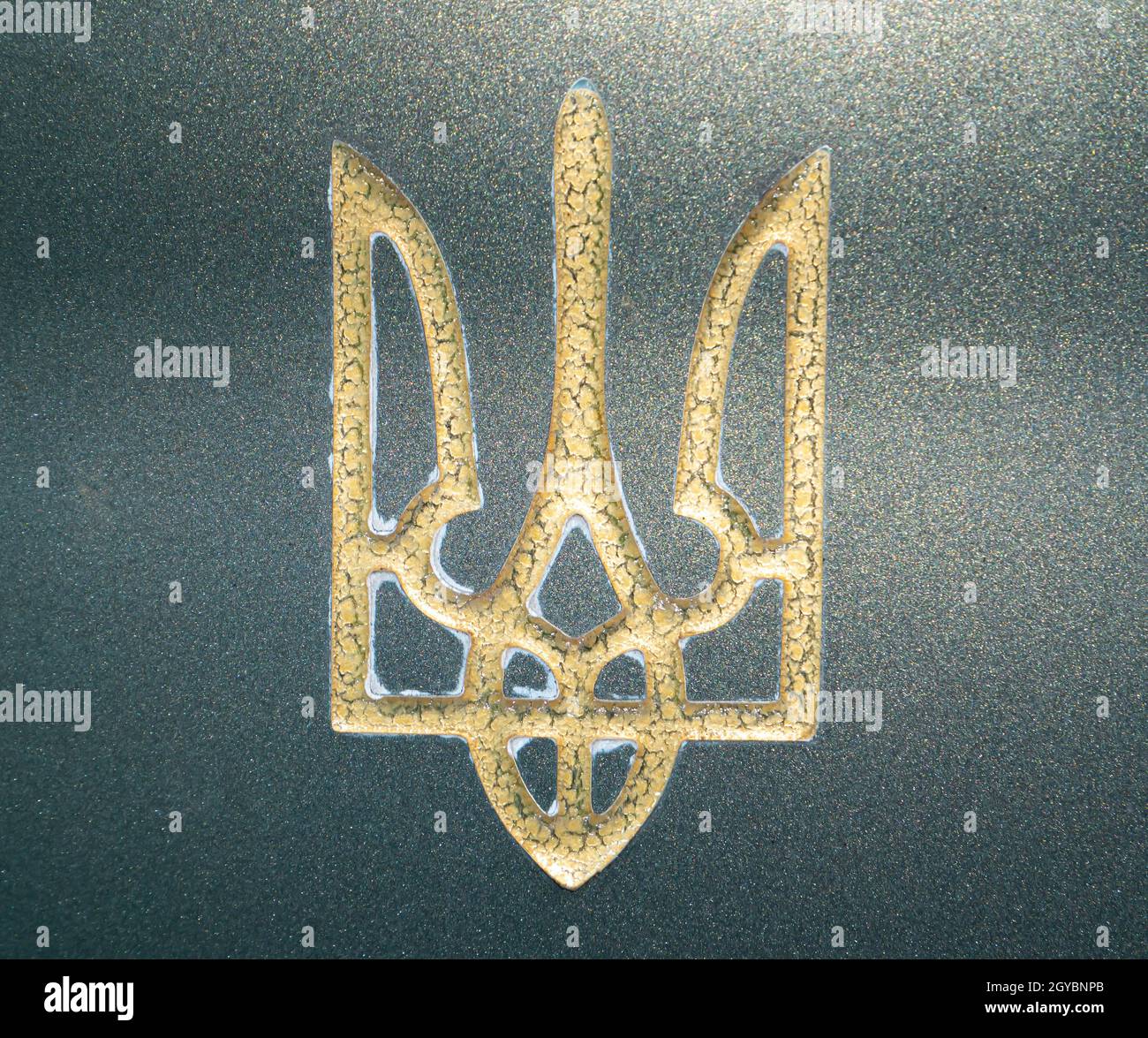 Goldenes Wappen der Ukraine Trident auf grünem Marmor. Ukrainischer ...