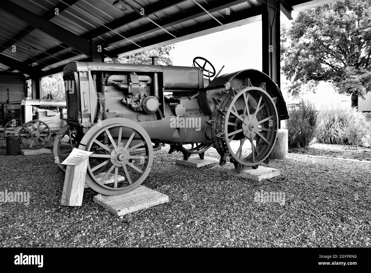 Traktor Mit Pflug Schwarzweiß-Stockfotos und -bilder - Alamy