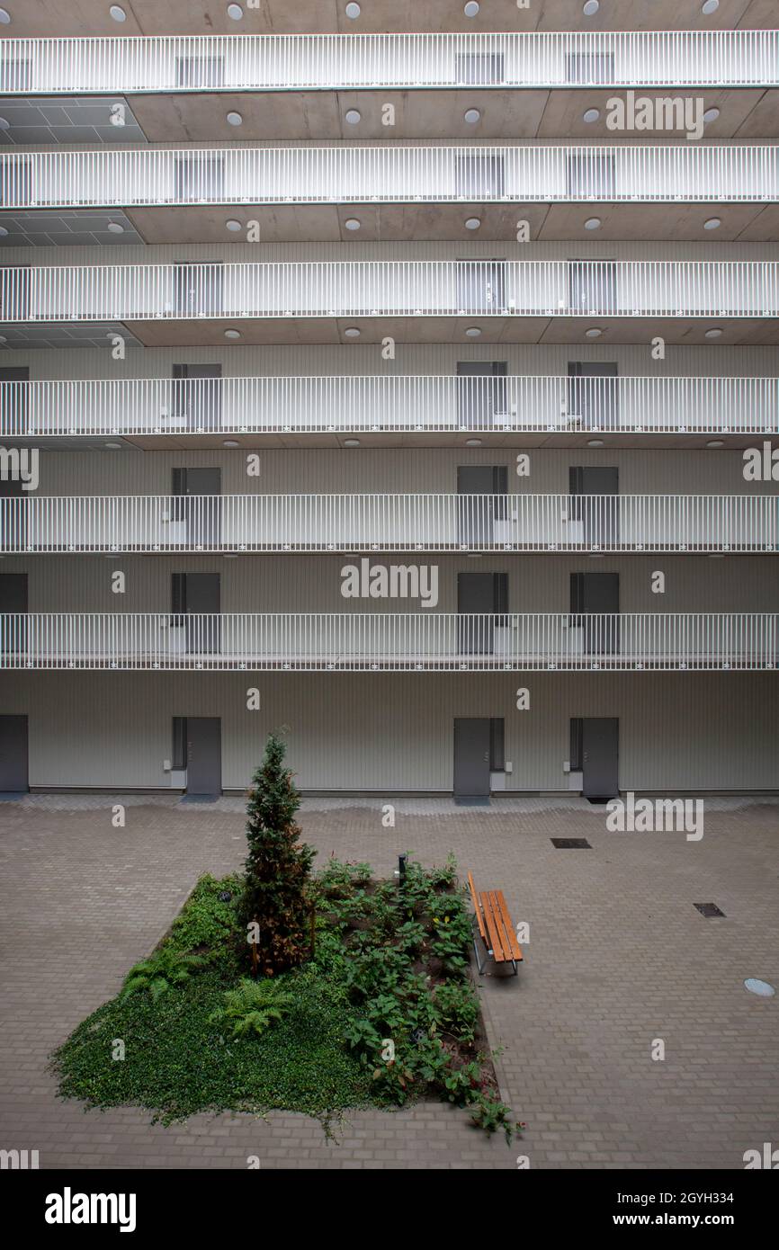 Mehrfamilienhaus innenhof -Fotos und -Bildmaterial in hoher Auflösung ...