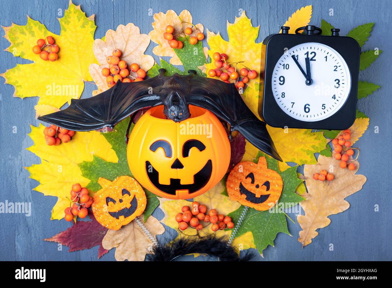 Mitten in der Halloween-Nacht. Halloween Kürbiskopf Jack Laterne mit einem schwarzen Fledermaus ...