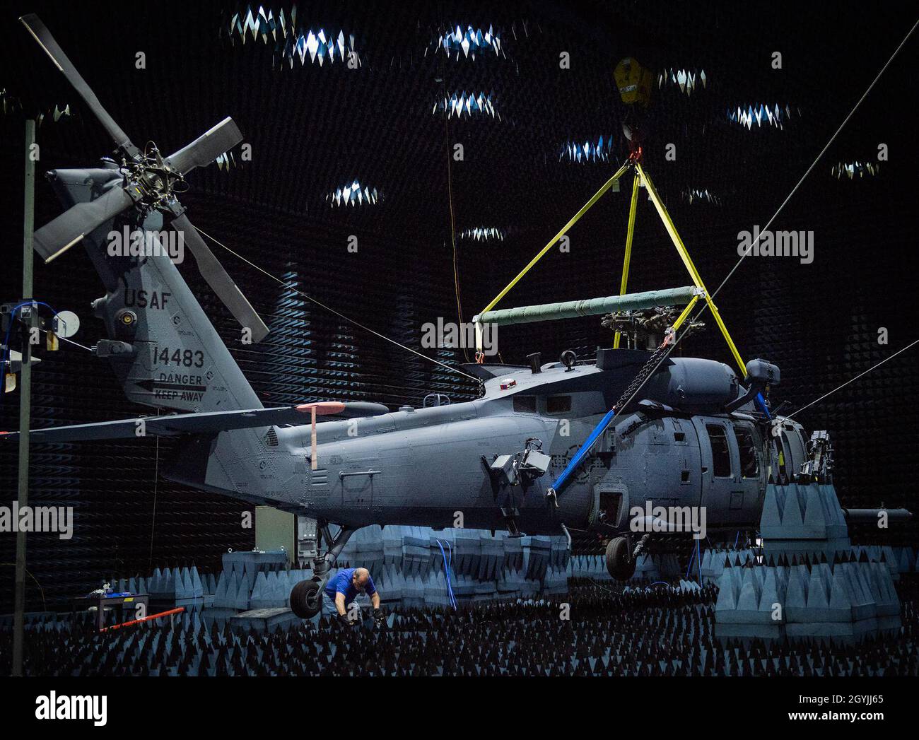 Ein 413 Flight Test Squadron HH-60W hängt im schalltoten Raum auf der ...