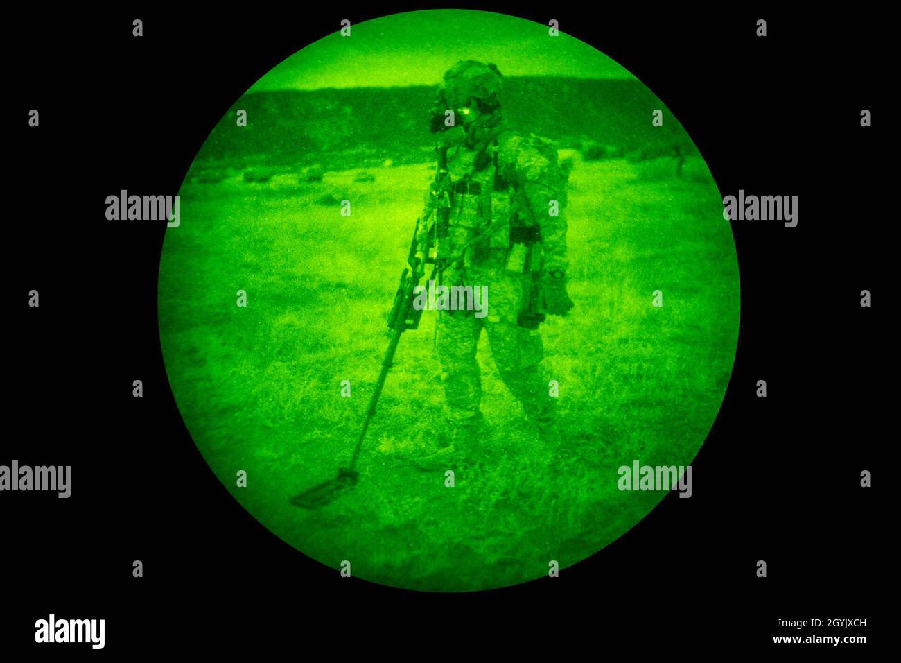 Ein Soldat der 764th Ordnance Company, 71. Ordnance Group (EOD), übt ...