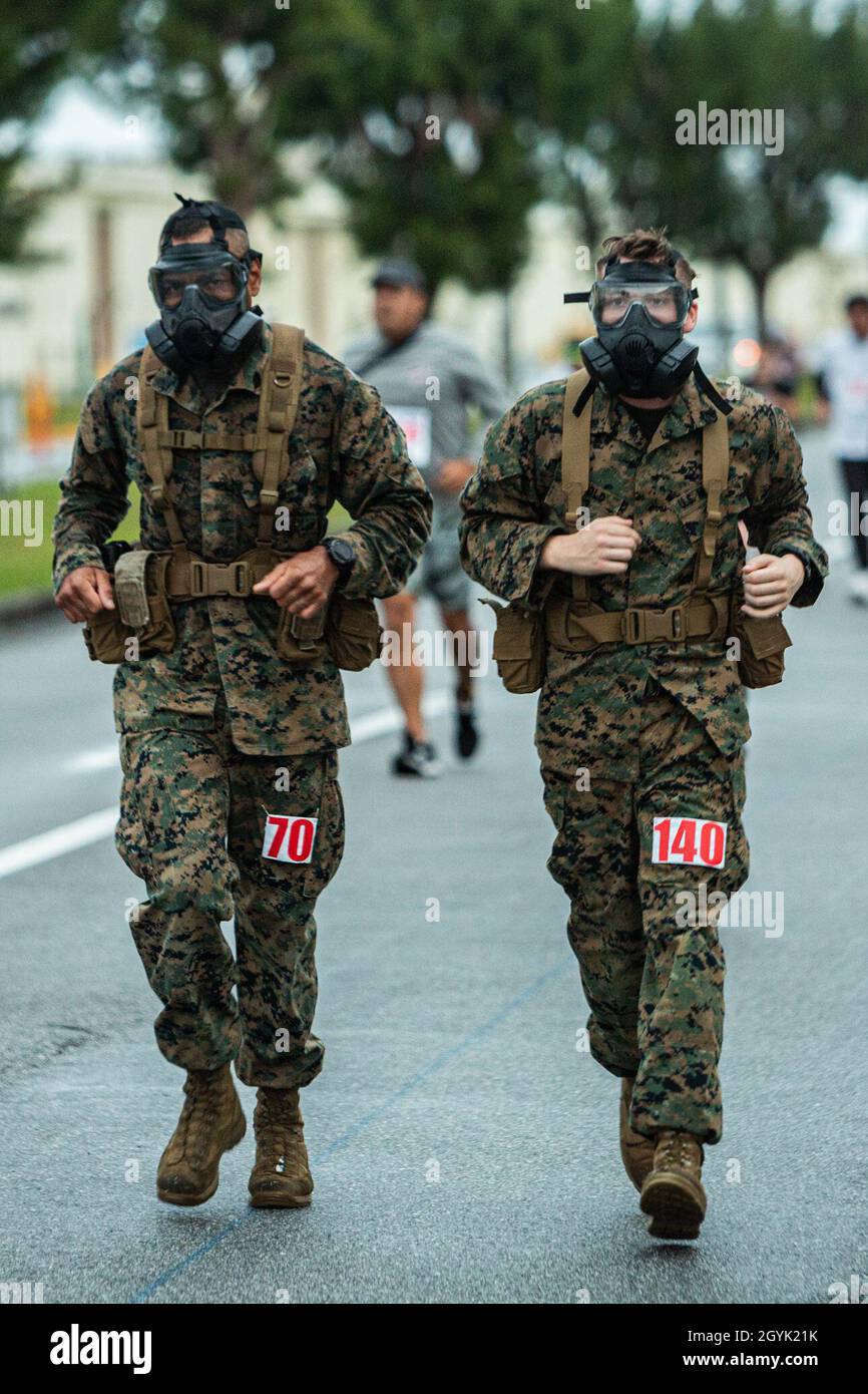 US Marine Corps Gunnery Sgt. Joao Miranda und CPL. Michael Arnold, mit ...