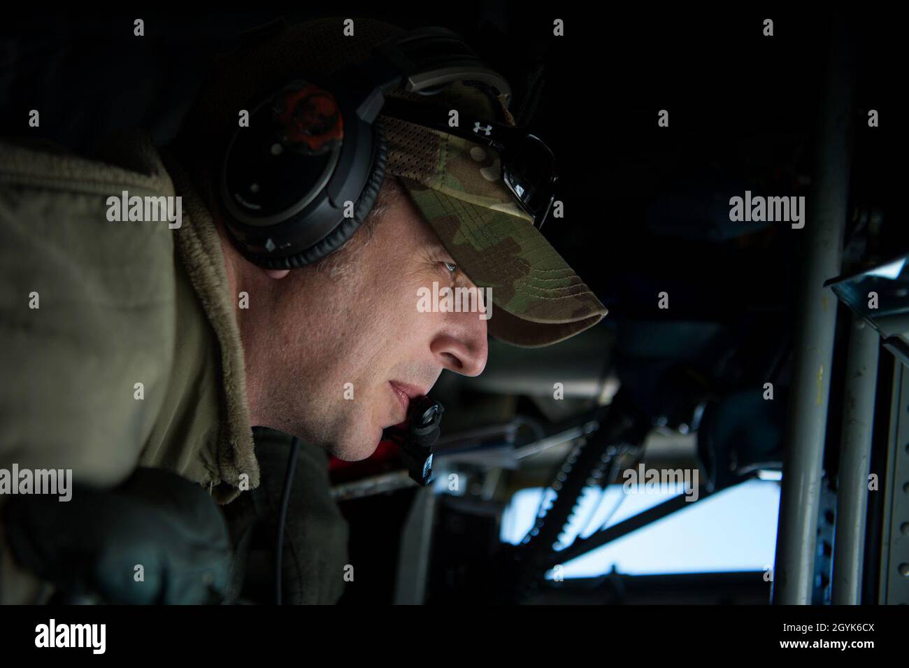 Ein Spezialist der US-Luftwaffe, der für das 28. Expeditionary Air ...