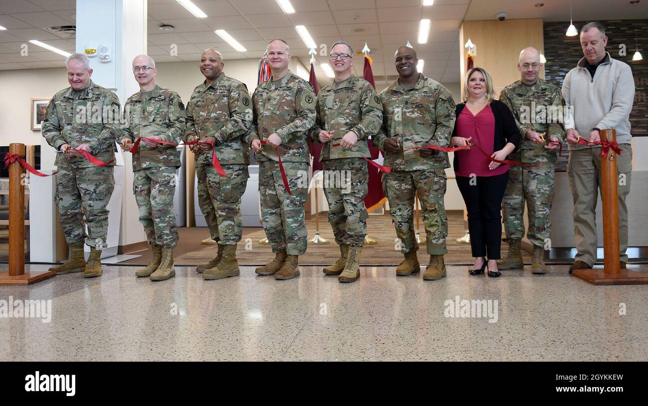 FORT KNOX, Kentucky – (von links) Major General John Evans Jr., Kommandant General des U.S. Army ...