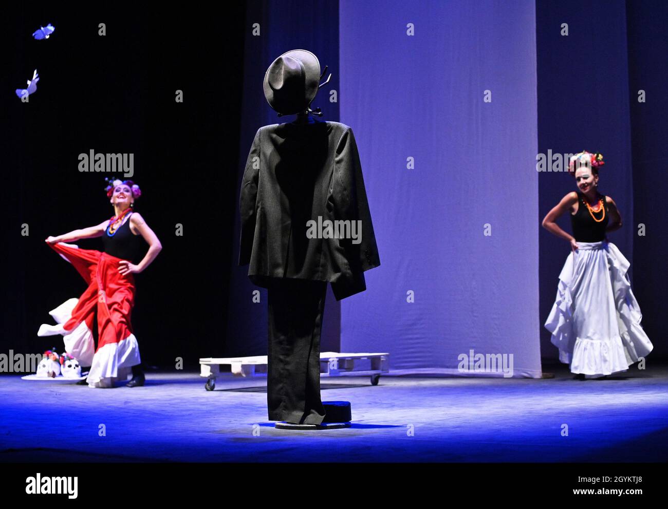 SIEVIERODONETSK, UKRAINE - 07. OKTOBER 2021 - Schauspielerinnen treten ...