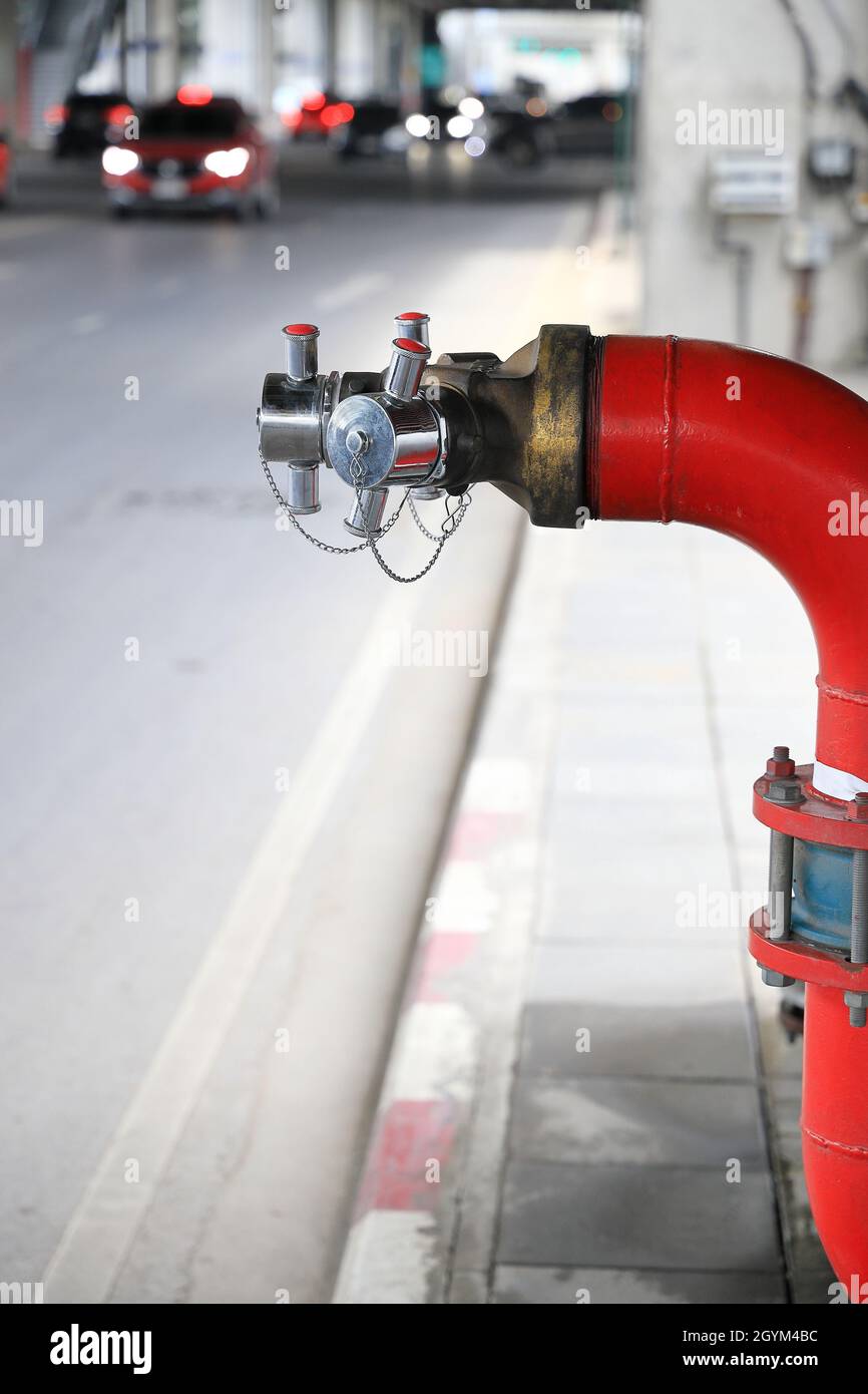 Löschhydranten-Standleitungen oder Feuerwehranschluss am Hochhaus zur ...